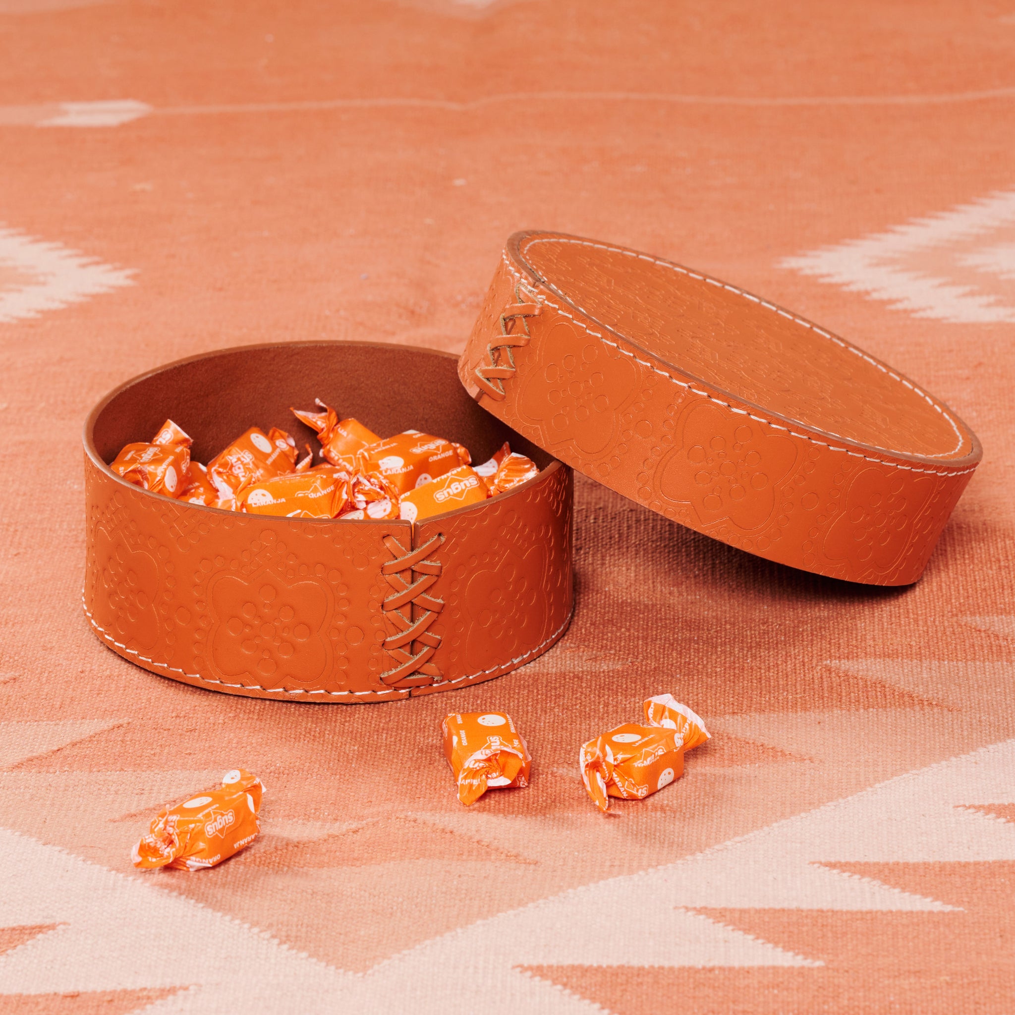 Dose rund ICON aus Leder geprägt - orange - FROHSINN